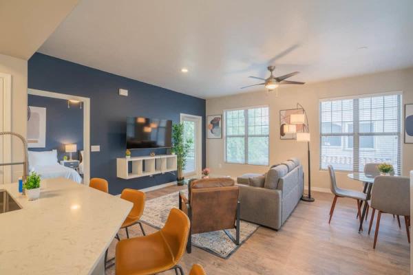 Posh 2bd - Midtown - Gym, Pool, W-d, Parking - Sleeps 8 - Phoenix