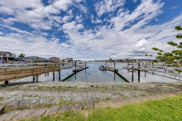 Bay Views And Deck Spacious Ferndale Family Home - Silver Reef Casino Resort