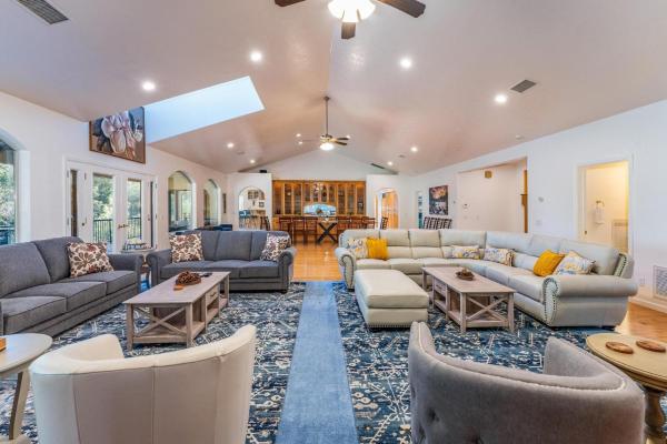 Big Oak Manor Wmovie Theater Hot Tub Sleeping For 20 - Oakhurst, CA