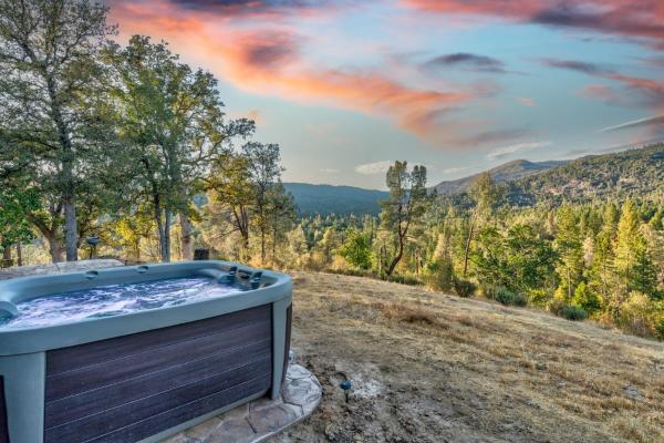 Hilltop Haven- Bright And Modern Cabin W Hot Tub And Stunning Views - Bass Lake, CA