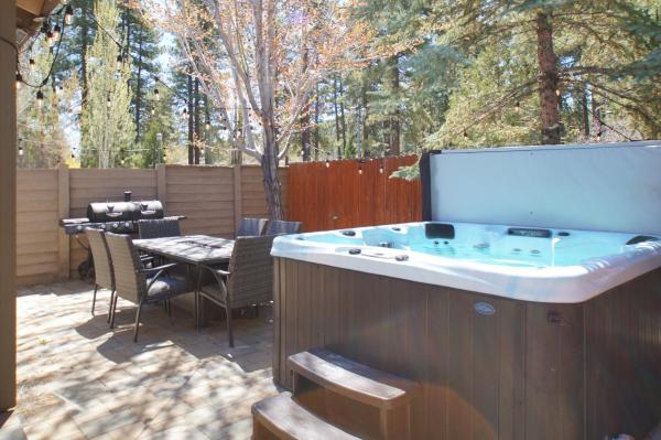 The Bear Den - Walk To Lake & Village, Game Room, And Hot Tub! - Big Bear Lake, CA