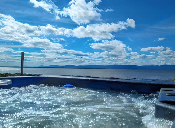 Chalet #2 Waterfront With Spa, Fireplace Wifi & Ac - New England