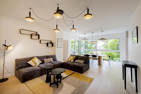 Spacious 4br With Lovely Balcony - Bordeaux
