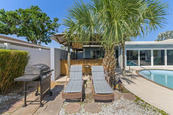Sleeps 10 Tiki Bar Private Pool Hot Tub Fire Pit - Tampa, FL