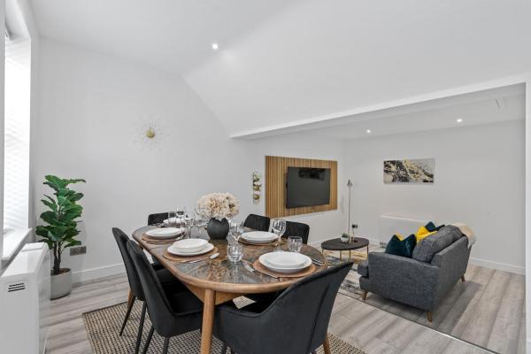Luxe Haven - 2 Min From Station - Free Parking - Courtyard - Cotswolds