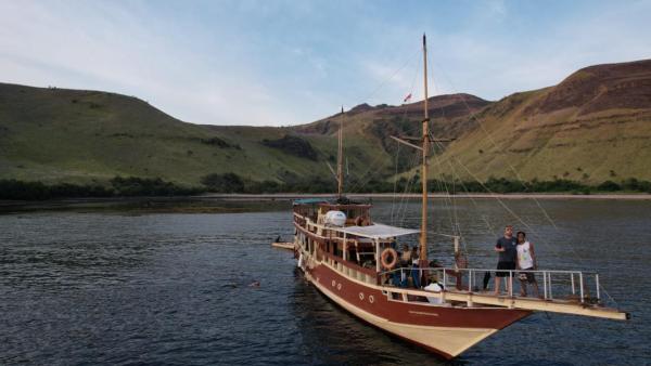 Semi Phinisi Boat Labuan Bajo Komodo Tour - Labuan Bajo