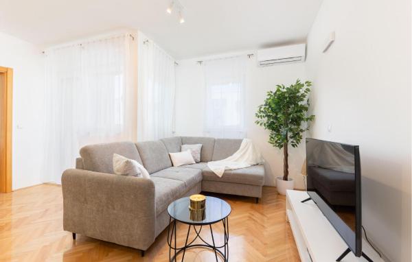 1 Bedroom Cozy Apartment In Makarska - Makarska