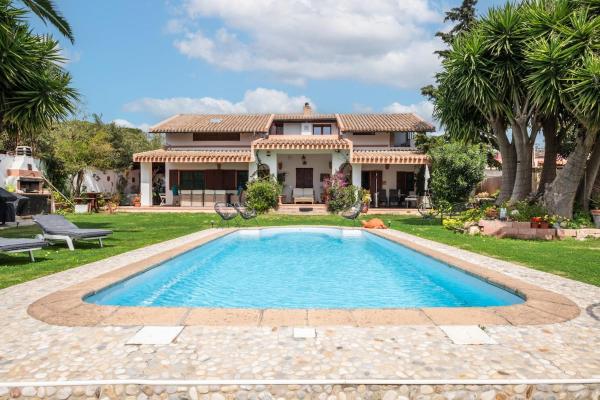 Beachfront- Private Pool And Design - Cagliari