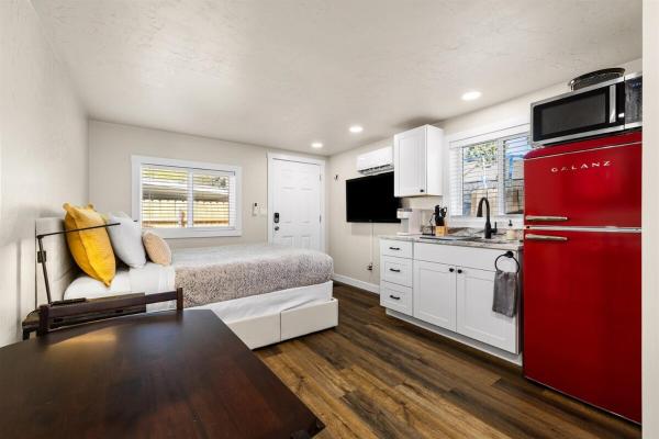 Eagle Nest Retreat - Modern Studio In Eagle - Eagle Island State Park, Eagle