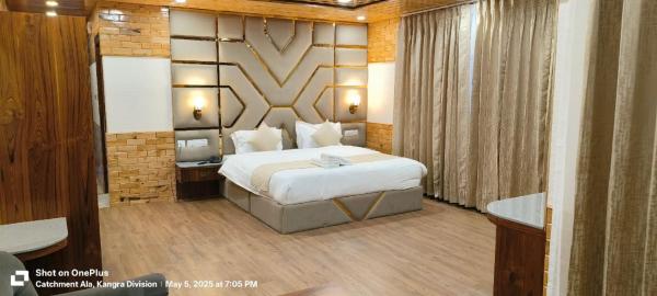 Hotel Satnam Grand Dalhousie !! Main Highway Hotel ! Balcony Rooms ! Parking Space ! Mountain View - Khajjiar