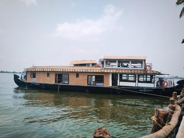 Waves And Dales Houseboats - Kumarakom