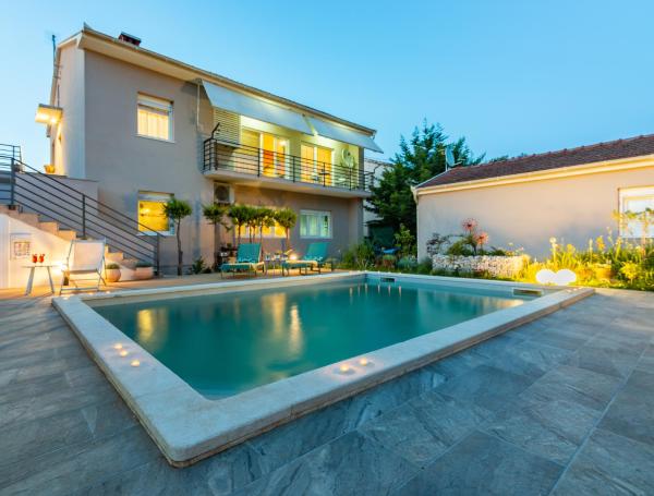 Superior House With Pool - Pula