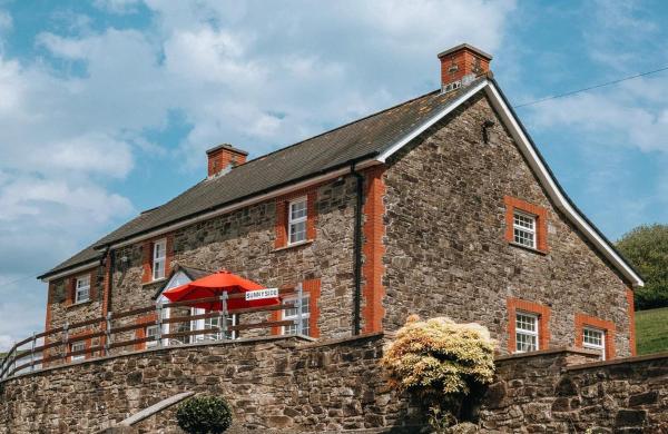 Luxury 5-bed Farmhouse - Sleeps 8 & Hot Tub - Brecon