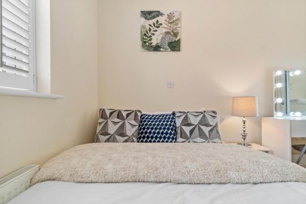 Impeccable 3-bed House In Hornchurch - Brentwood