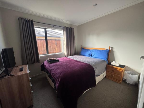 Home Stay Queen Bed Room 1 - Huntly