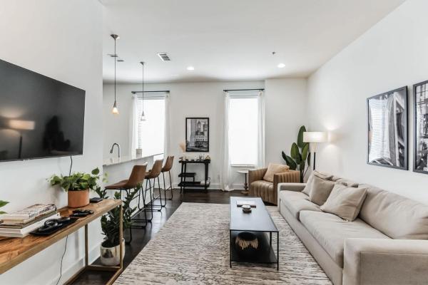 1 Bdr Loft Centrally Located In West End - Nashville, TN