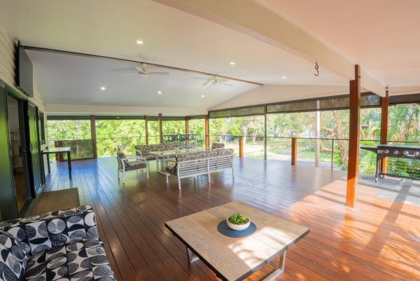 Amity Escape - Brown Lake (Bummel), North Stradbroke Island