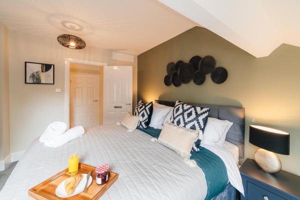 Stylish & Well Equipped Modern Home - Solihull