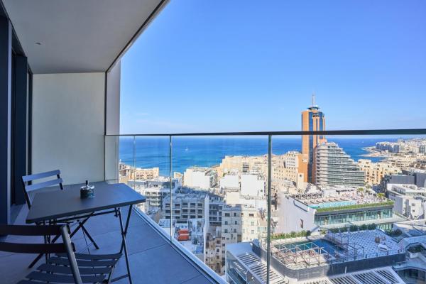 14th Floor Seaview Luxury Apartment - Pembroke