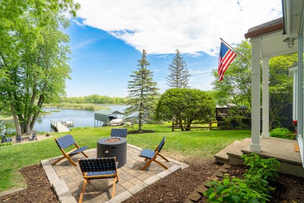 Lakefront Cottage - Plymouth, MN