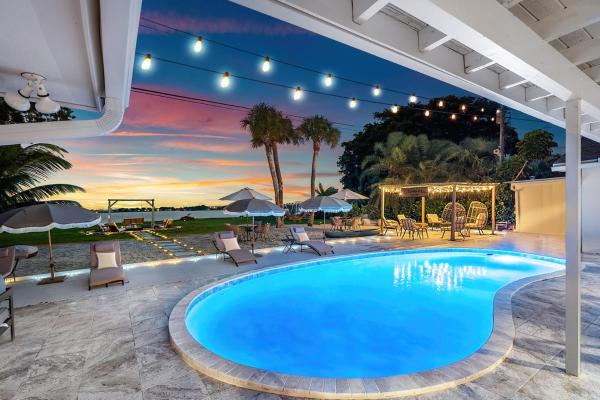Deluxe Waterfront Villa With Bbq, Pool And Game Room - West Palm Beach, FL