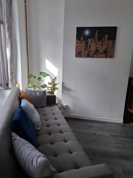 Sleeps 5 - 2 Bedroom House - Stoke-on-Trent