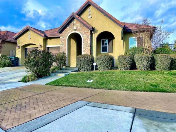 One Story Pet & Family Friendly Fireplace - Sacramento