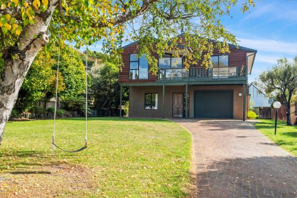 Acacia Views - Acacia Bay Holiday Home - New Zealand