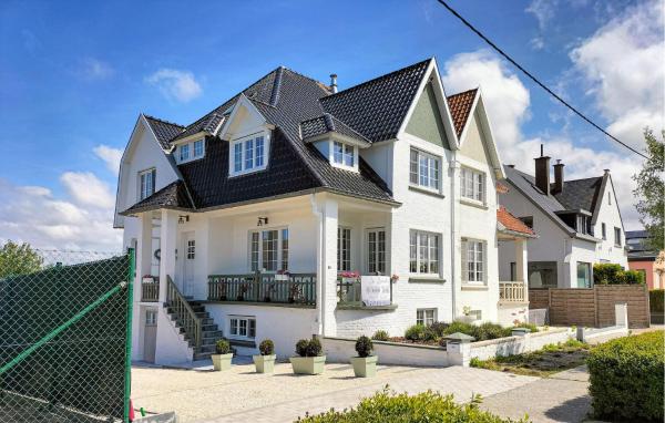 5 Bedroom Beautiful Home In Westende - Nieuport