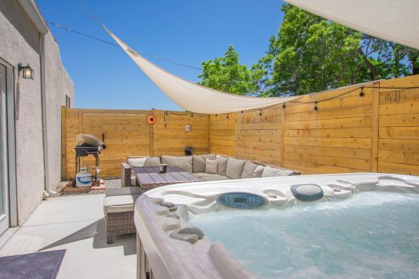 Cowboy Den-private Hot Tub-game Room-pet Friendly-no Pet Fees! - Albuquerque, NM