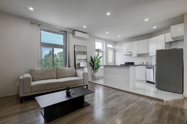 Modern Mtl Getaway A Sleek Ndg Escape - Dorval