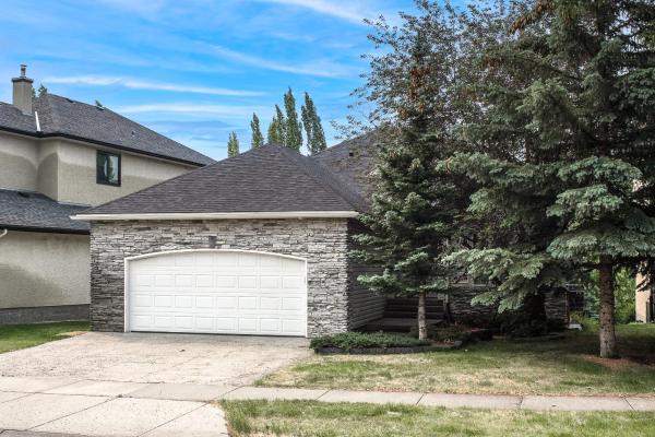 Cozy Bedroom In Quiet Community - Calgary