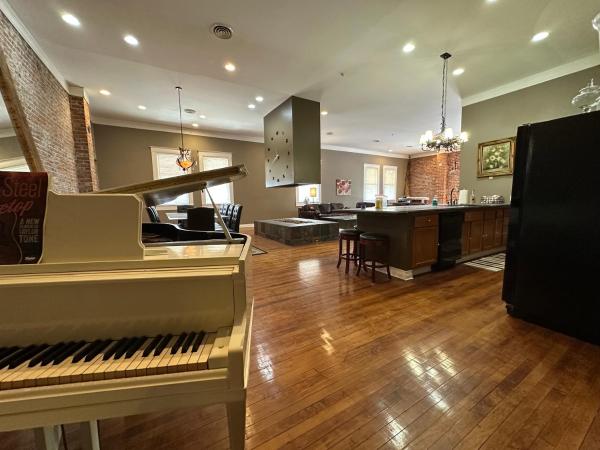 The Brick-road Penthouse - Kokomo, IN