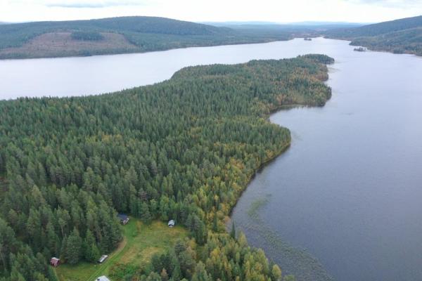 Traditional Wooden House At The Lake - Jokkmokk