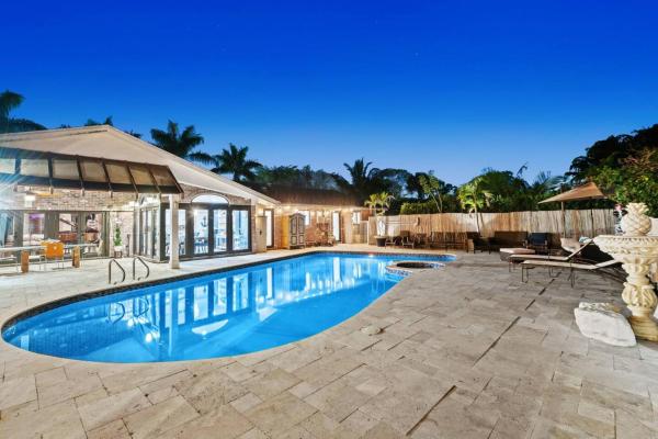The Creek Resort - Revamped Chic 4br Haven With Massive Pool, Hot Tub, And Outdoor Space - Sunrise, FL