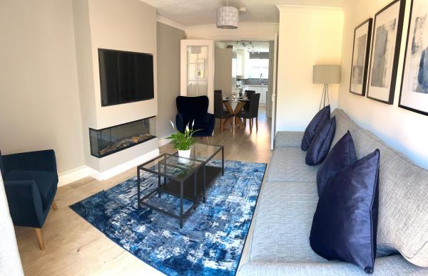 3 Bedroom - 2 Bathroom Townhouse In Corstorphine Near Murrayfield Stadium - Direct Bus To Edinburgh City Centre In 20 Minutes - Two Private Parking Spaces - Private Sunny Garden - Recently Refurbished - Queensferry