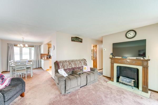 8 Mi To Cleveland Family Home With Fenced Backyard! - Cleveland, OH