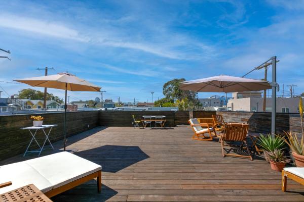 Venice Beach Rooftop House With Parking Steps To Beach - 30 Days Or Longer Rental - El Segundo, CA