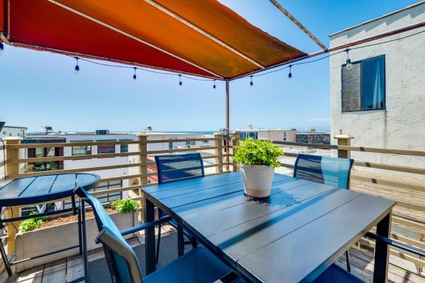 Walk To Ocean Manhattan Beach Home With Deck - Manhattan Beach, CA