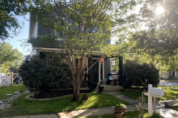 Quaint & Vivacious Home - Kyle, TX