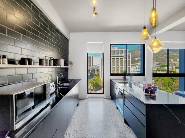 Stylish Studio Apartment With Rooftop Pool! - Camps Bay