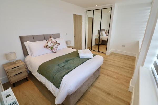 Chertsey Modern 2-bed Flat With Ensuite, Parking & Ultra-fast Wifi - Woking