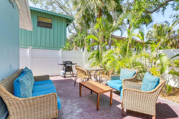 Walk To Beaches & Gulf: Indian Rocks Beach Duplex! - Florida