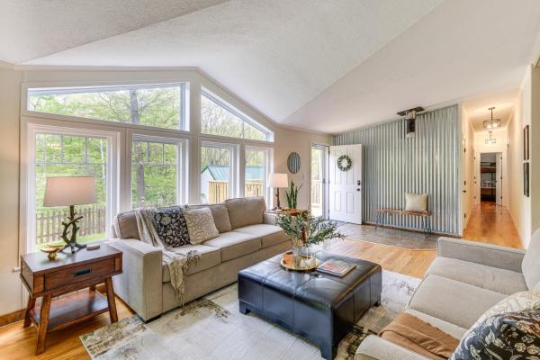 Walk To River Loudonville Retreat With Hot Tub! - Ohio