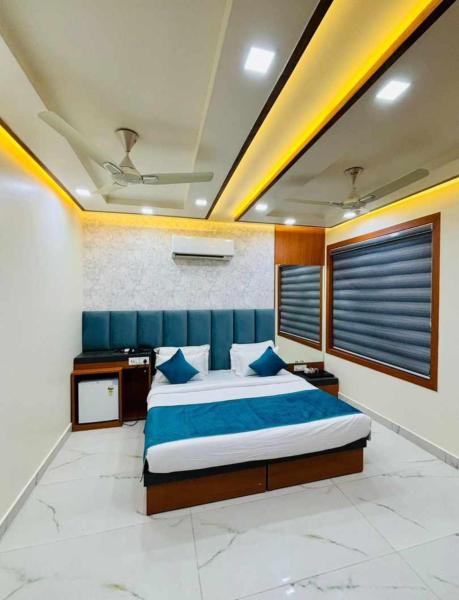 Hotel Mathura Prosperity - Fully Air Conditioner - Free In House Parking - Best Area For Pilgrim - Mathura