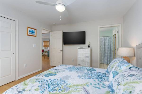 Sea La Vie. A Calm Cozy Retreat Steps From The Sea - Carolina Beach, NC