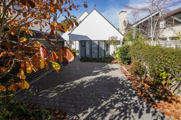 Stylish Fendalton Townhouse - Prime Location - Prebbleton