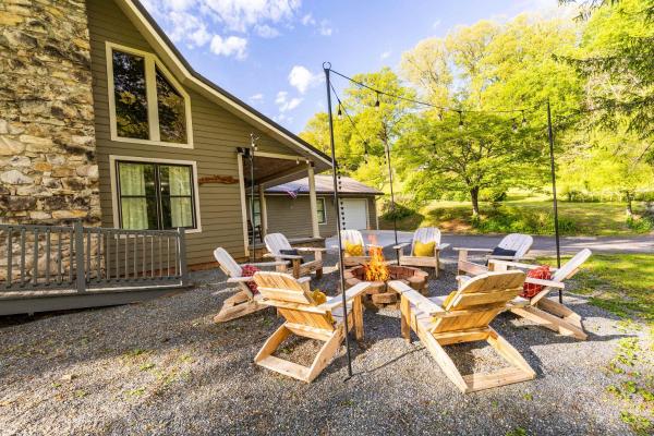 Cozy Family Getaway W Games Hot Tub & Fire Pit - Bryson City, NC