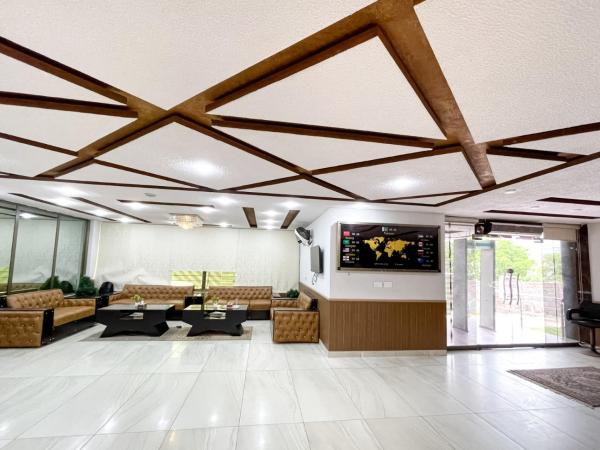 Spacious Rooms With Dedicated Workspace - Lahore