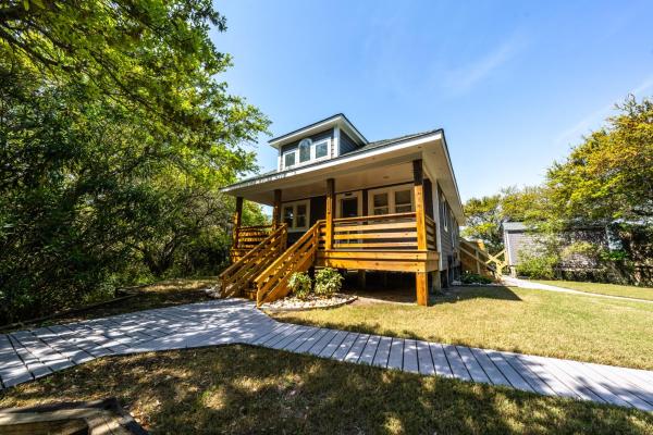 Watermen's Hideout - Waterfront 2-bedroom, 1-bathroom Cottage With A Hot Tub And Waterfront Deck - Outer Banks, NC